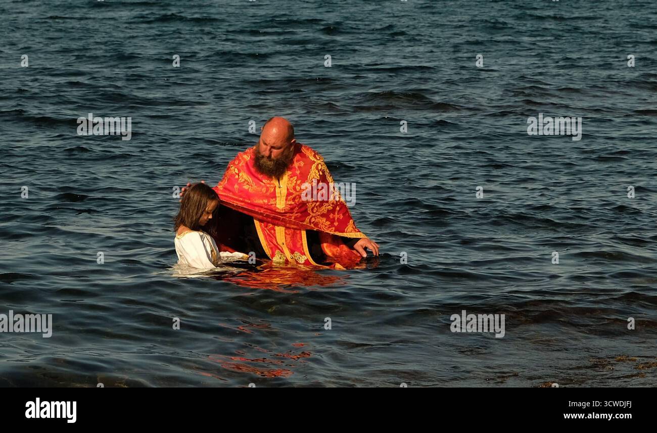 Taufe Ein Pope bei der Vorbereitung zu einer Taufe im Schwarzen Meer ...