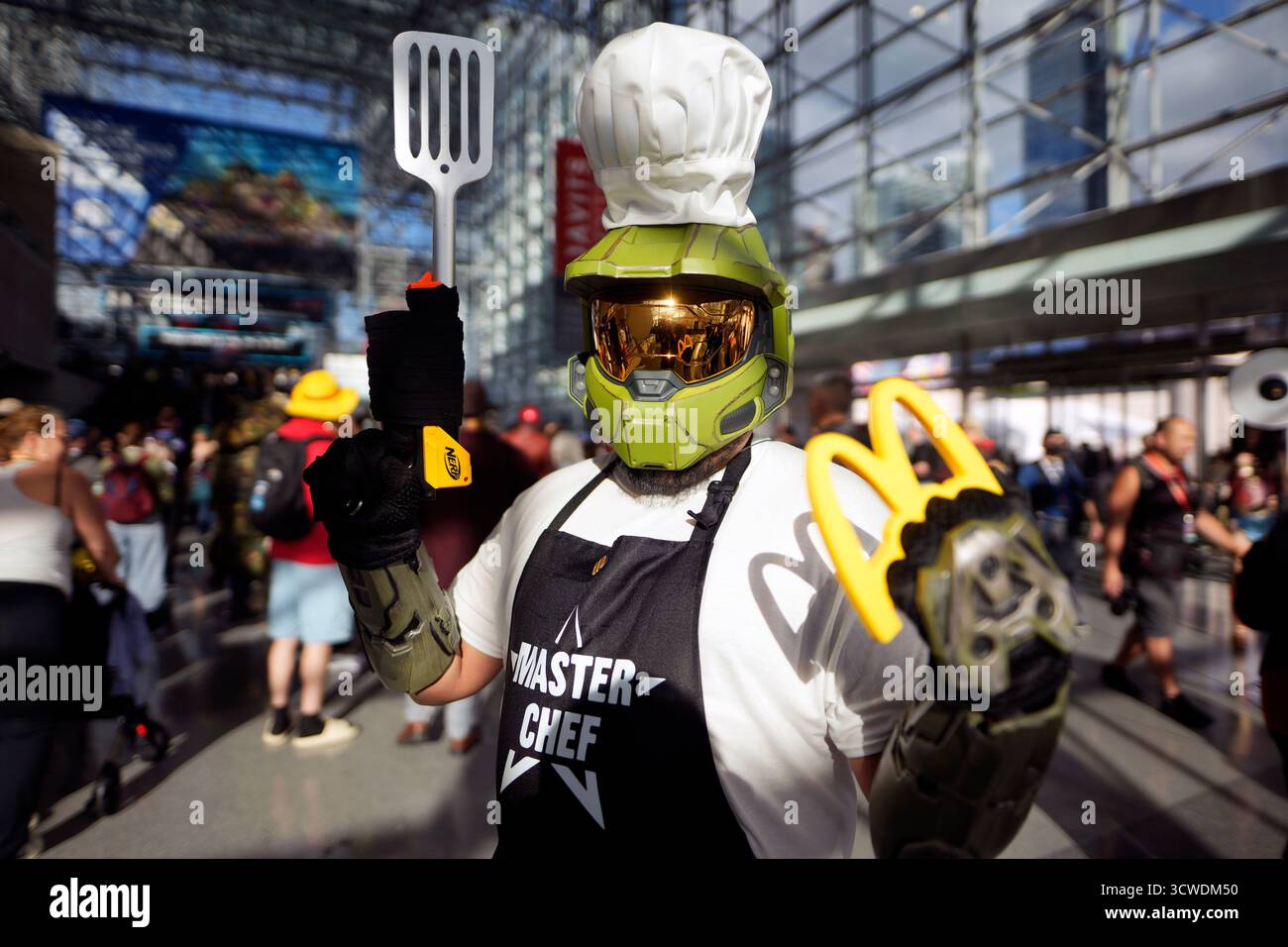 An attendee dressed as a Master Chef play on Master Chief from Halo ...