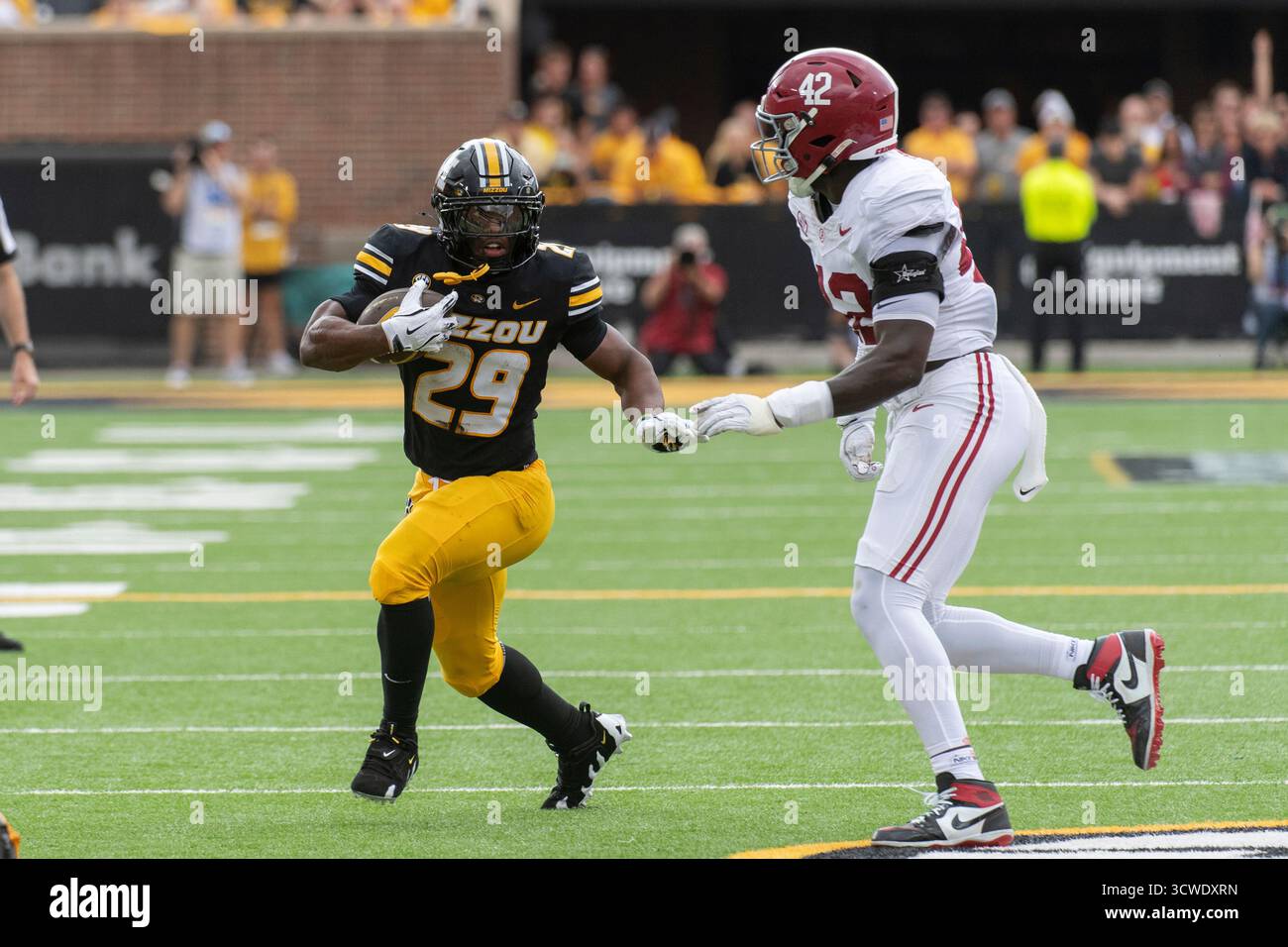 Missouri running back Ahmad Hardy (29) runs past Alabama linebacker ...