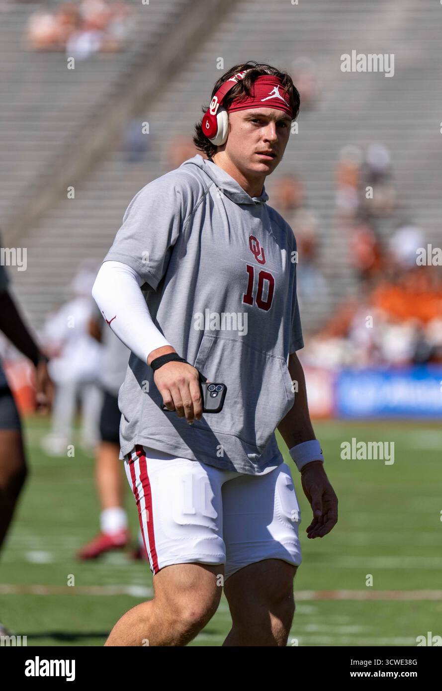 Oklahoma quarterback John Mateer warms up before an NCAA college ...