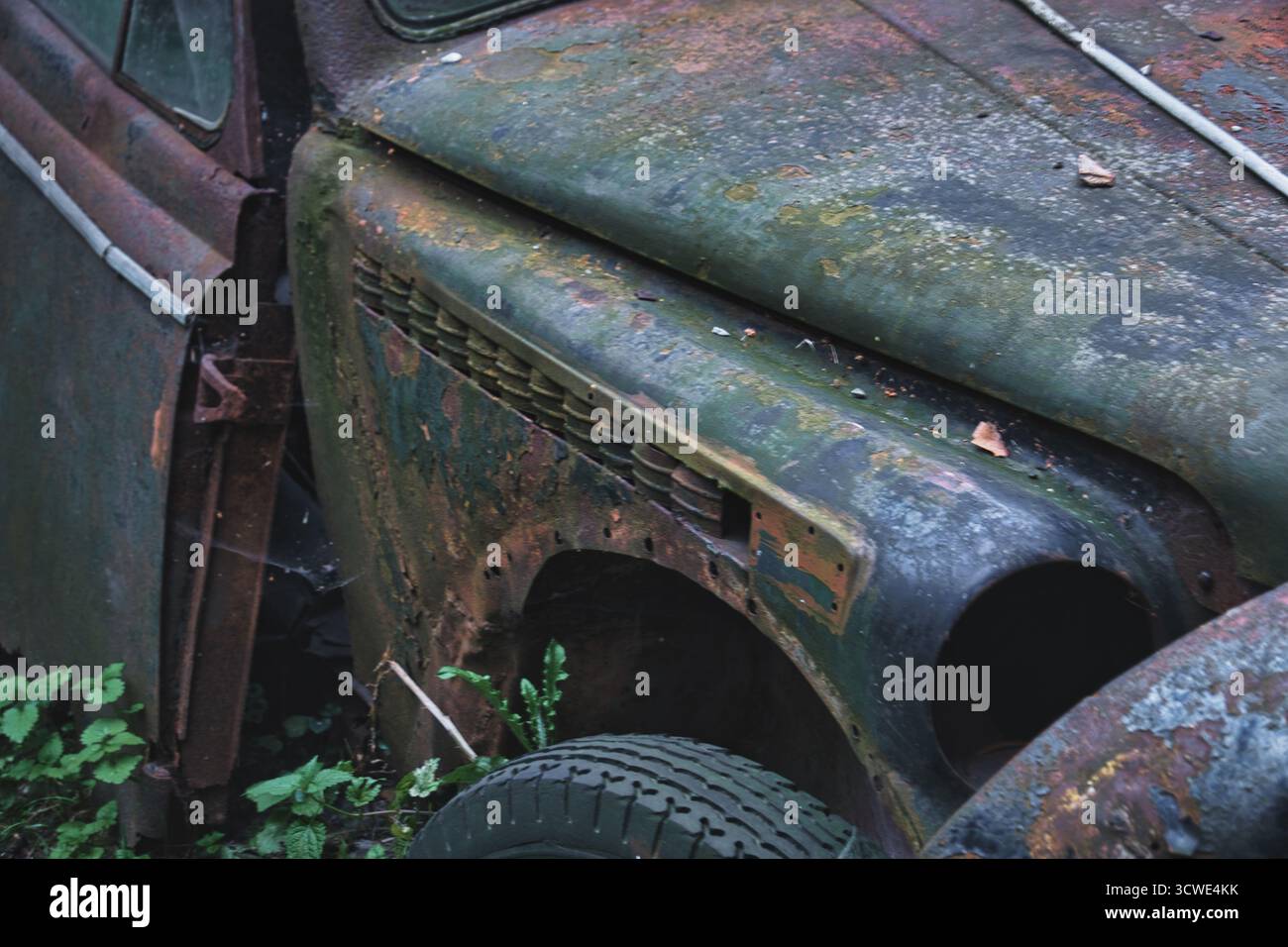 Destroyed car in ruin hi-res stock photography and images - Alamy
