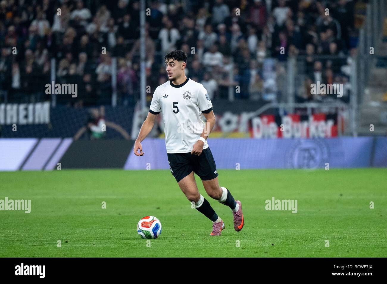 Aleksandar Pavlovic (Deutschland, #05) am Ball, GER, Deutschland vs ...