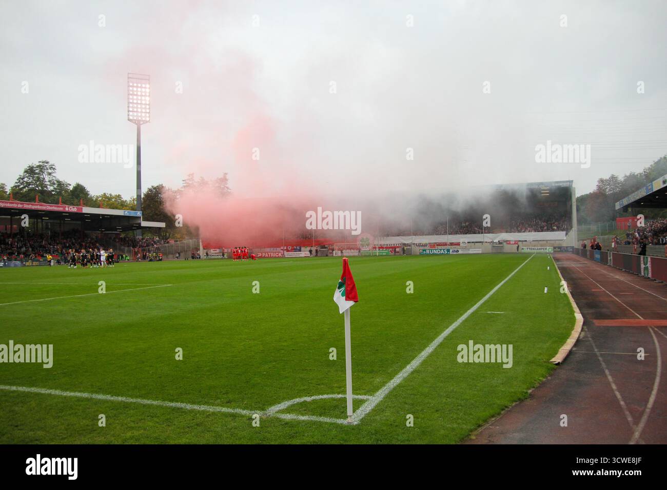 Oberhausen Fans und Ultras zeigen Choreo und Pyroshow mit roten und ...