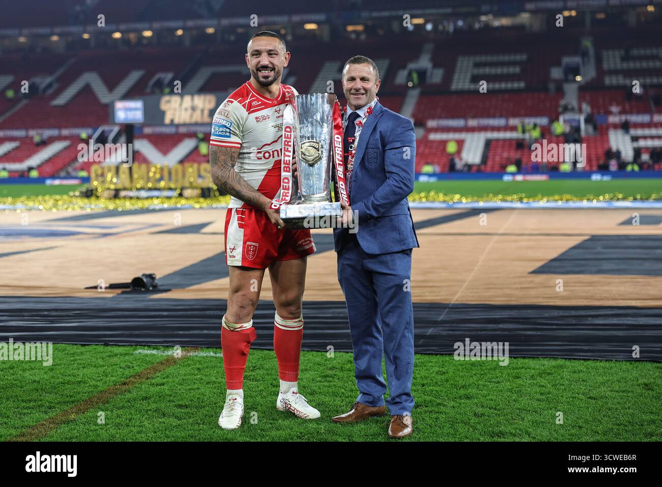 Elliot Minchella of Hull KR and Willie Peters Head Coach of Hull KR ...