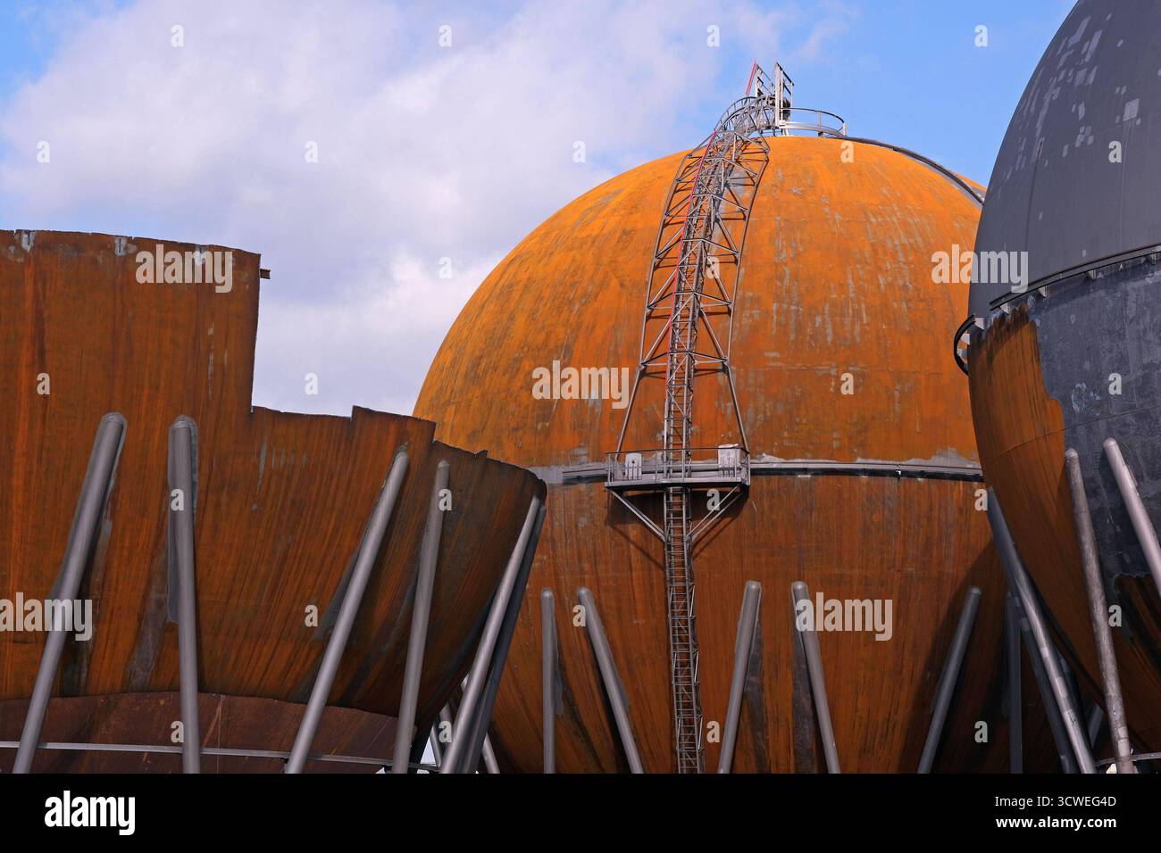 Abriss Erdgasspeicher Aachen, 09.10.2025: Abriss der Erdgasballons der ...