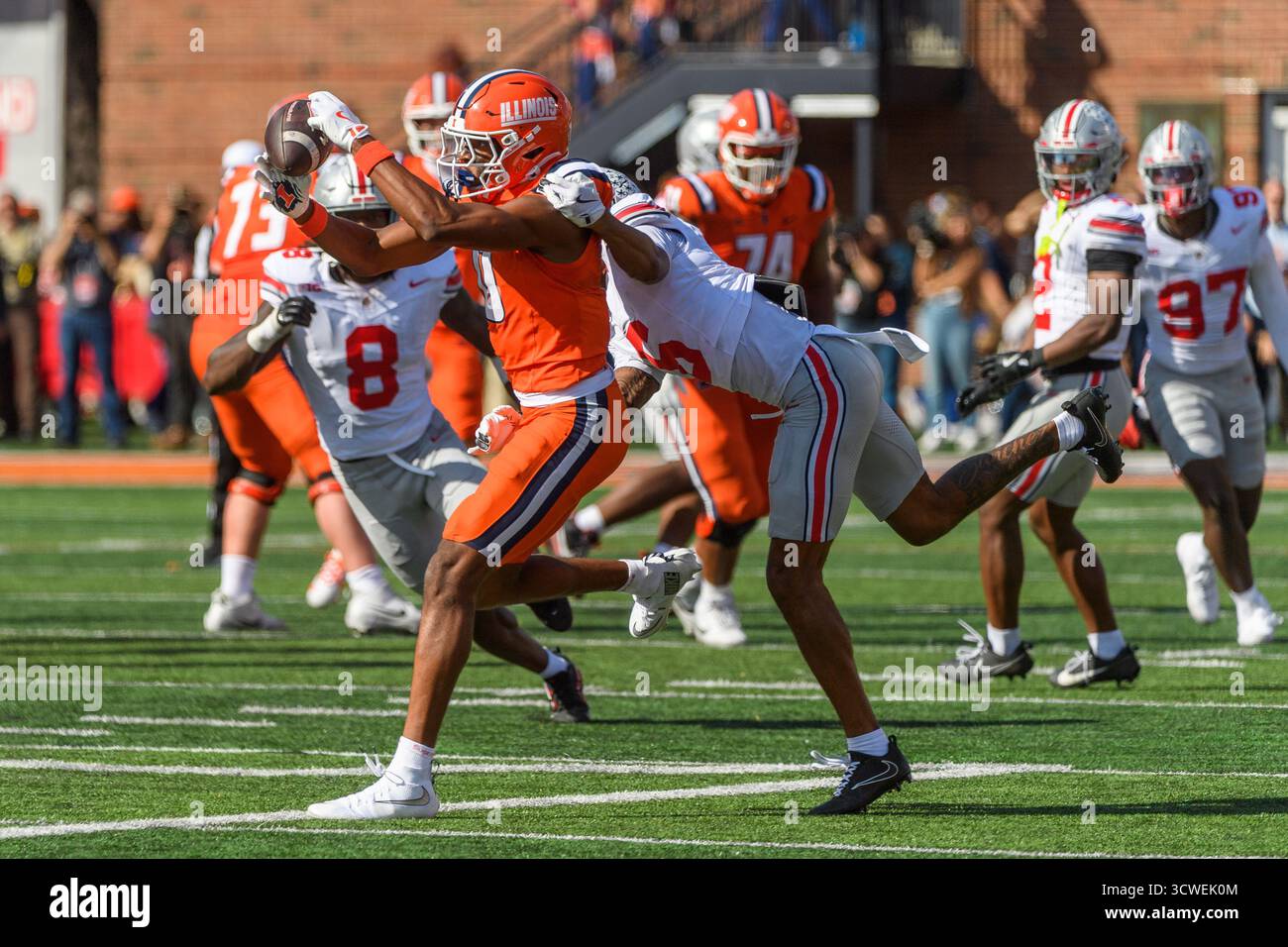 Illinois wide receiver Justin Bowick (0) catches a pass while Ohio ...