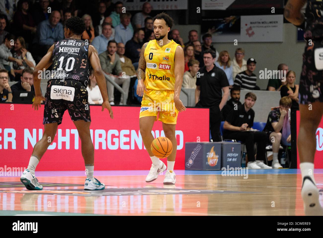Marcus Graves (#0, Guard, Phoenix Hagen) im Spielaufbau Stock Photo - Alamy