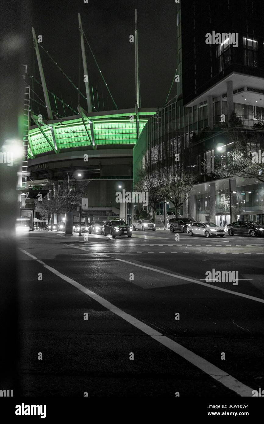Nighttime urban street scene hi-res stock photography and images - Alamy