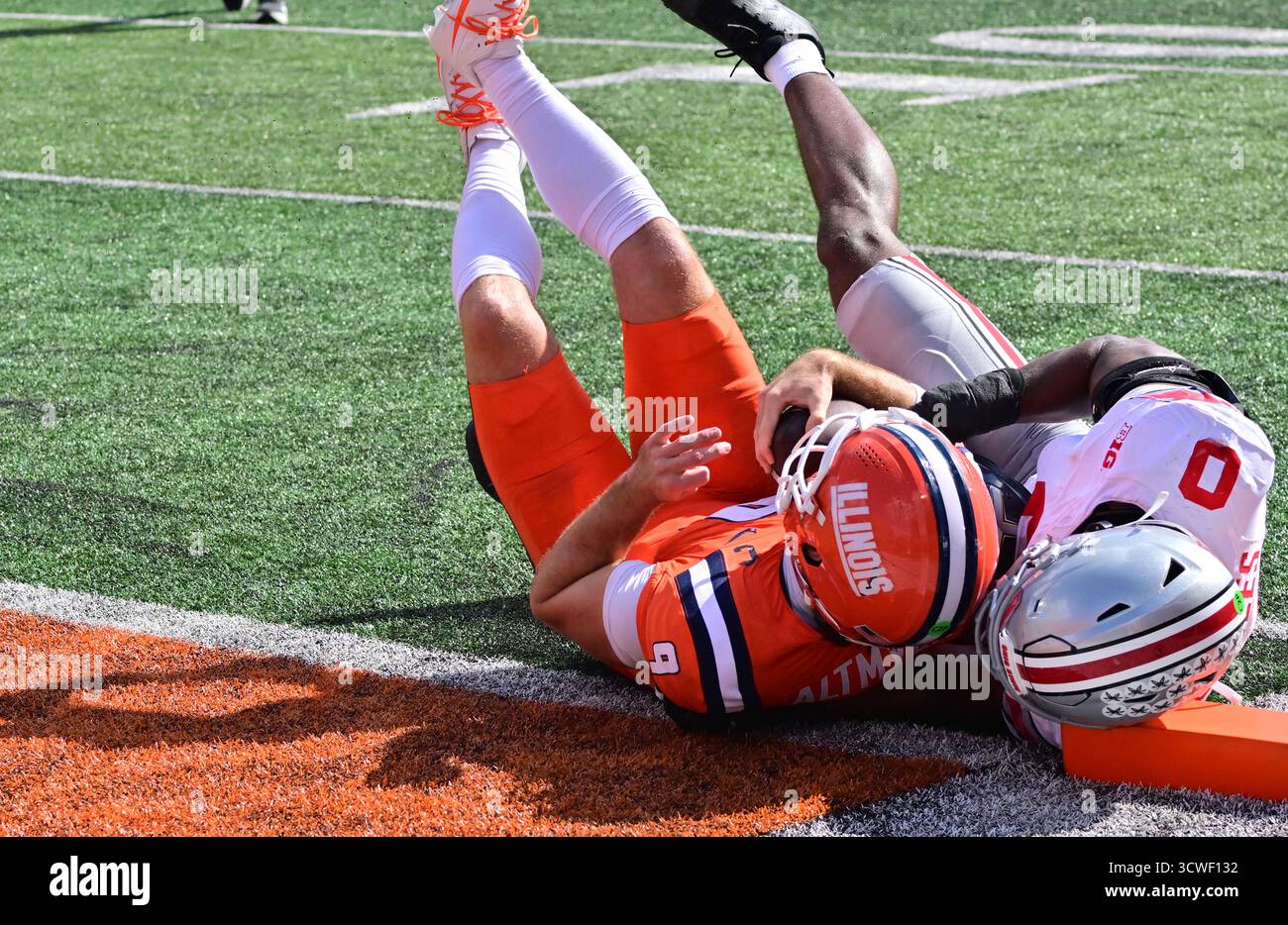 CHAMPAIGN, IL - OCTOBER 11: Ohio State middle linebacker Jermaine ...
