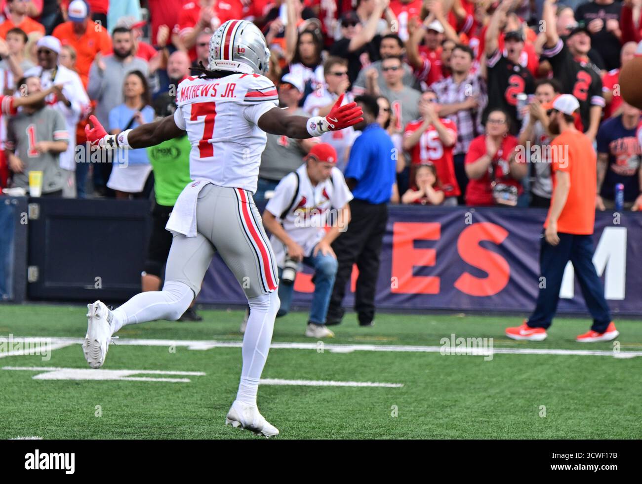 CHAMPAIGN, IL - OCTOBER 11: Ohio State cornerback Jermaine Matthews (7 ...