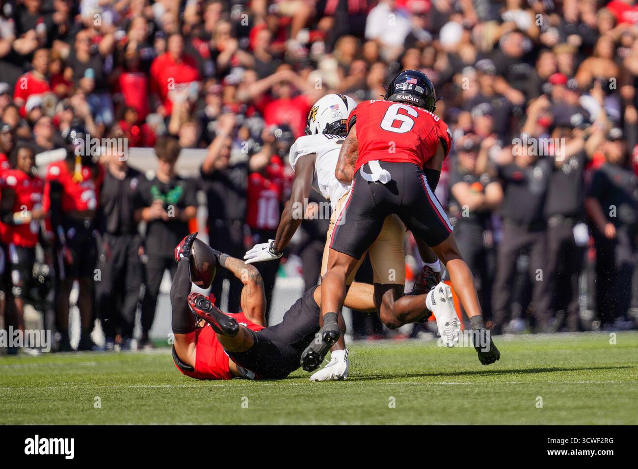 Cincinnati, Ohio, USA. 11th Oct, 2025. Cincinnati Bearcats safety ...