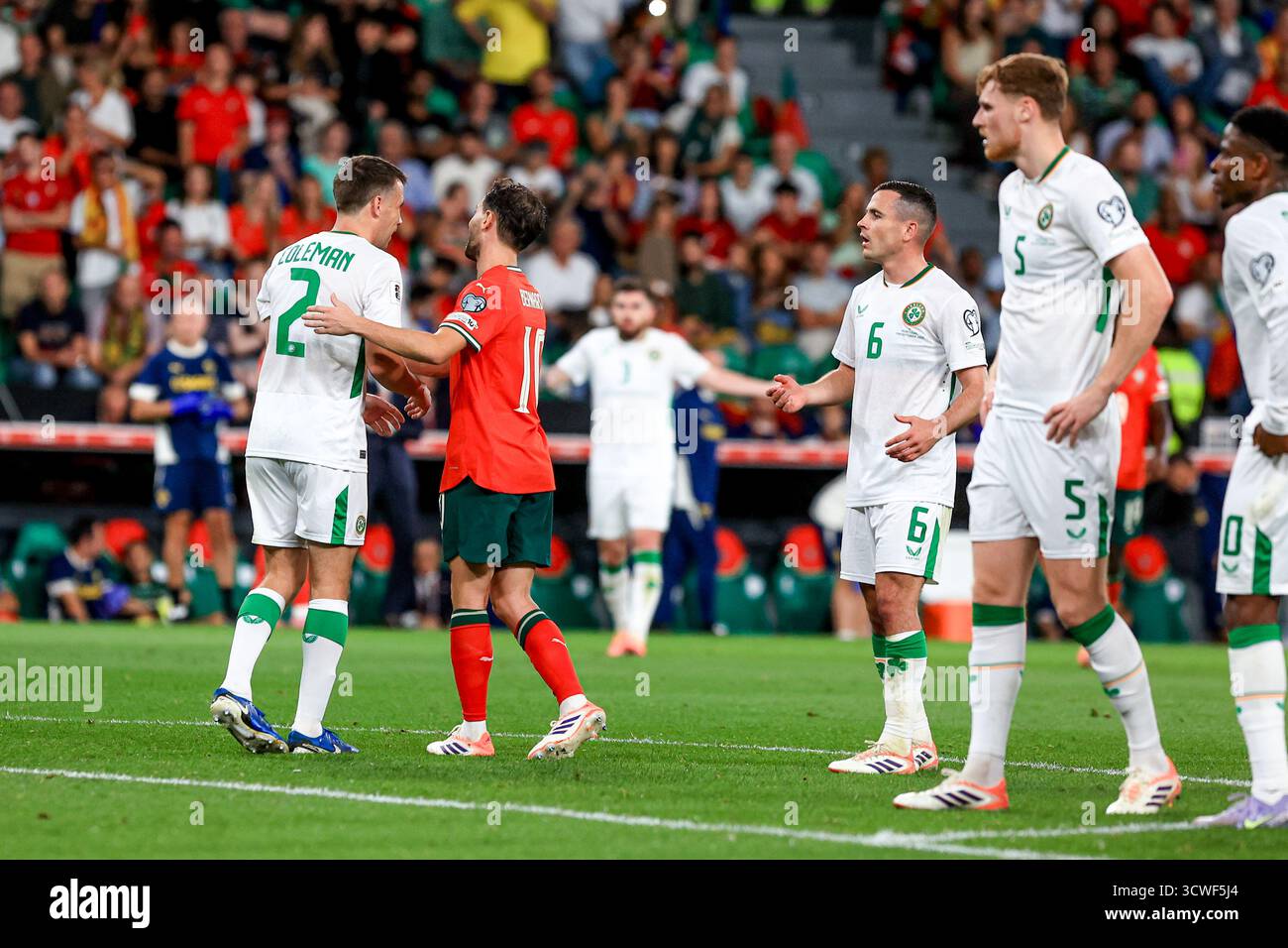 Estádio Jose Alvalde Matt Doherty of Republic of Ireland and Bernardo ...