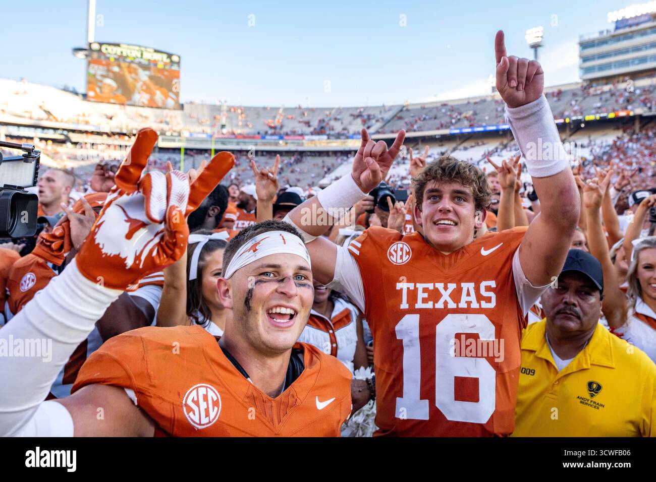 Texas quarterback Arch Manning (16) and defensive back Michael Taaffe ...