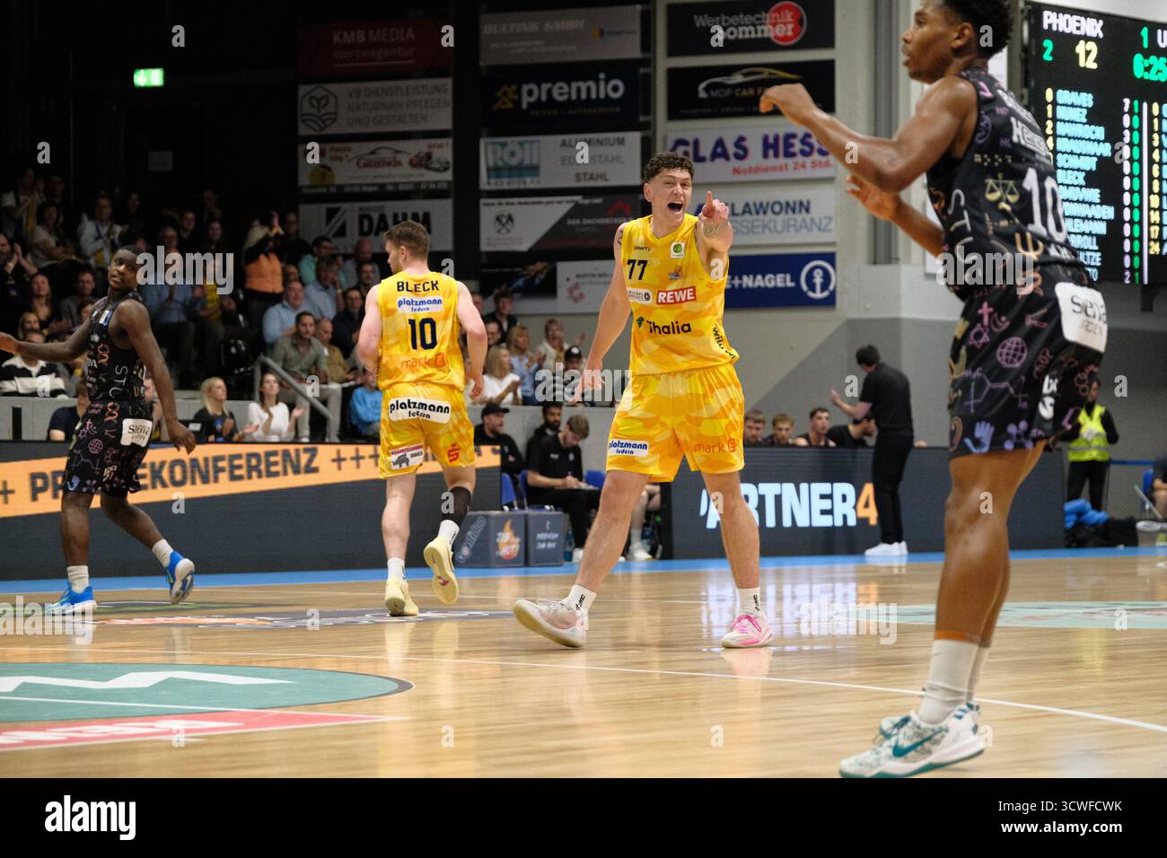 Anzac Rissetto (#77, Center, Phoenix Hagen) zeigt Richtung Julian Larry ...