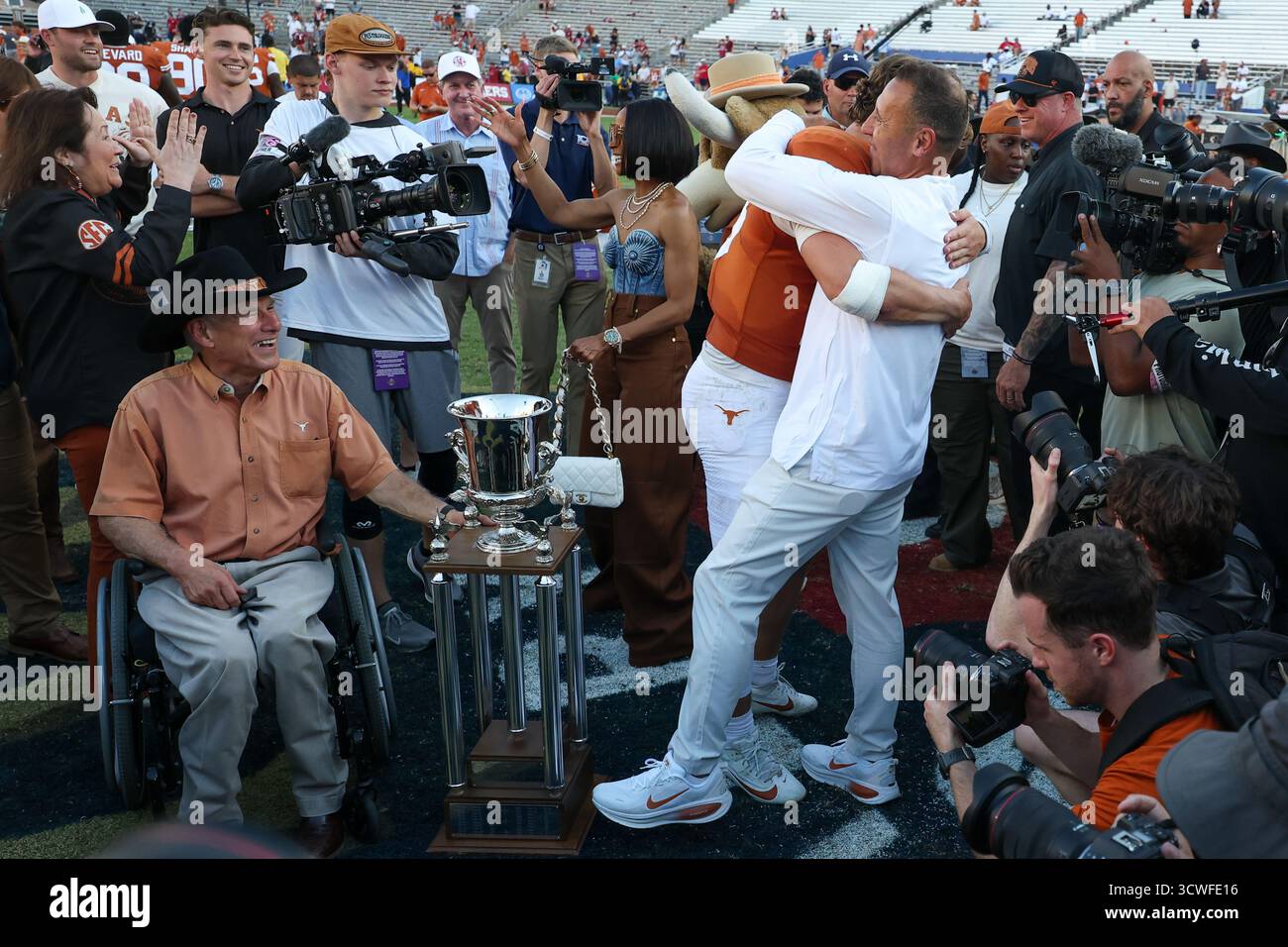 DALLAS, TX - OCTOBER 11: Quarterback Arch Manning #16 of the Texas ...