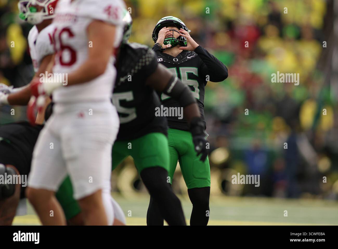 Oregon kicker Atticus Sappington, right, reacts to a missed kick during ...