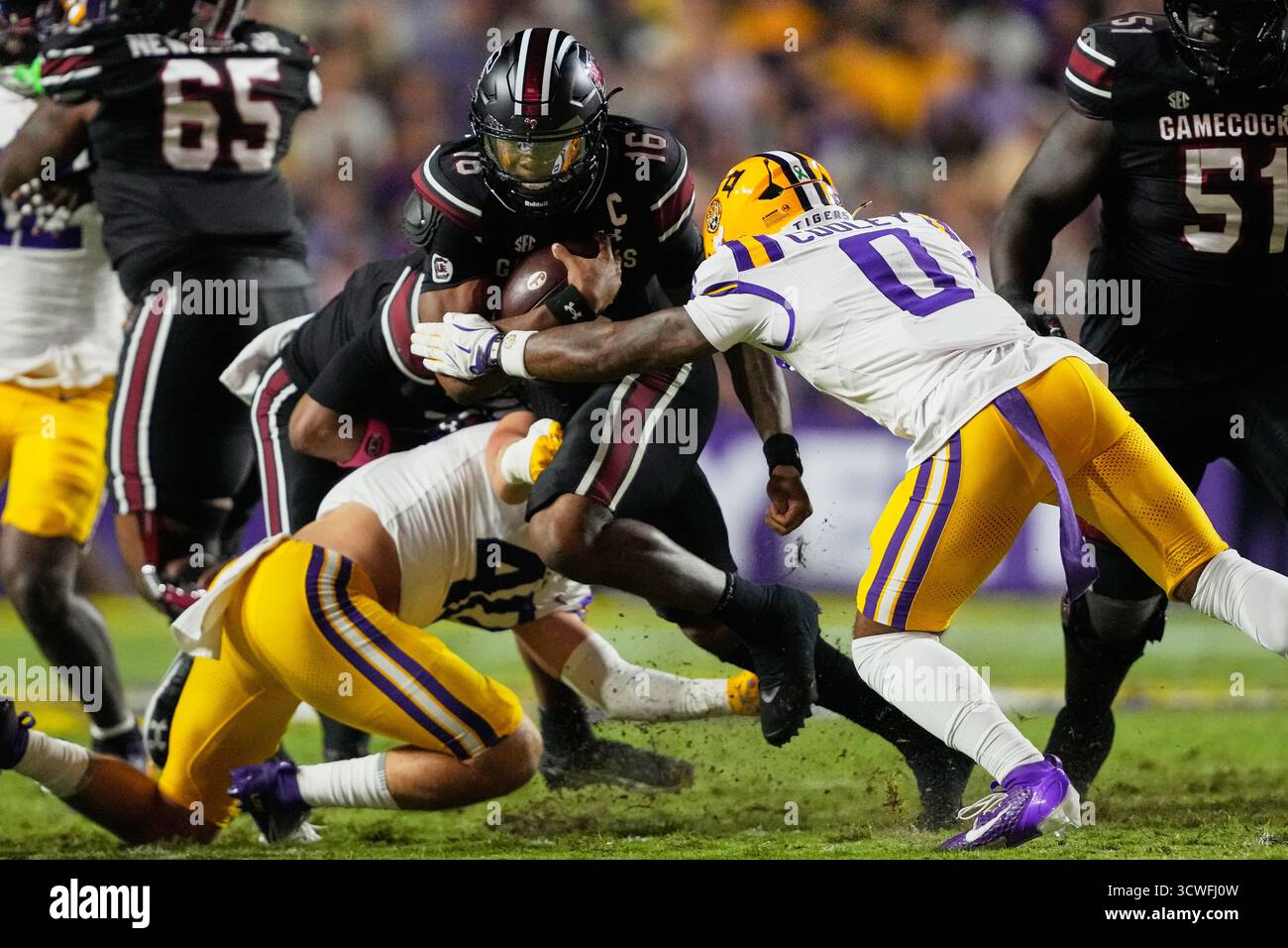 South Carolina quarterback Lanorris Sellers (16) carries between LSU ...