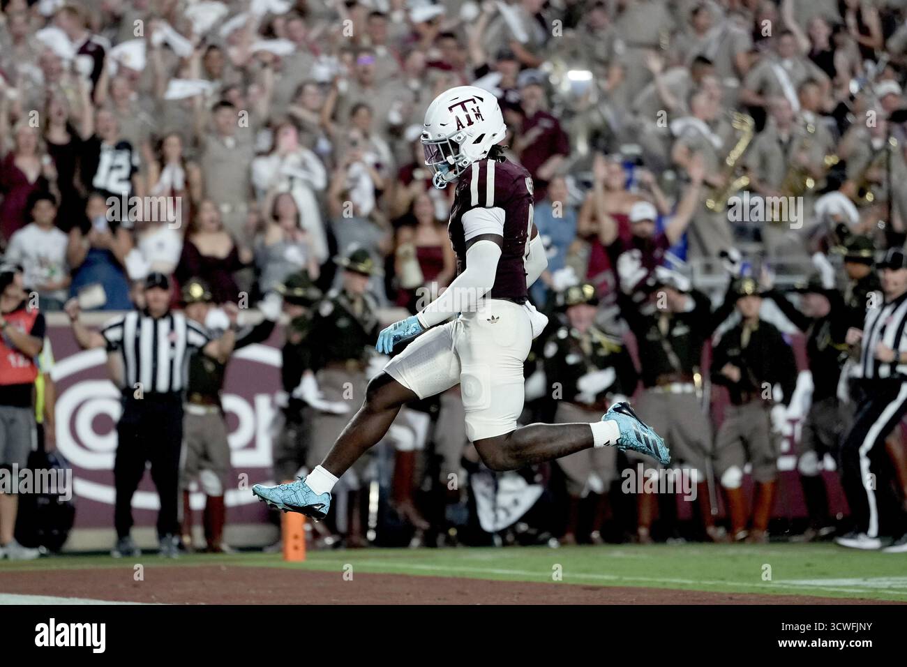 Texas A&M running back Le'Veon Moss (8) skips into the endzone for a ...