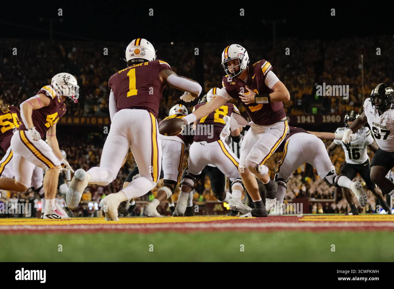 MINNEAPOLIS, MN - OCTOBER 11: Minnesota Golden Gophers quarterback ...