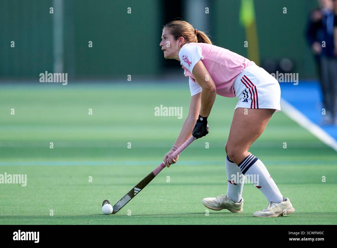 Sonja Zimmermann (MHC, 11), am Ball, Freisteller, Ganzkörper ...