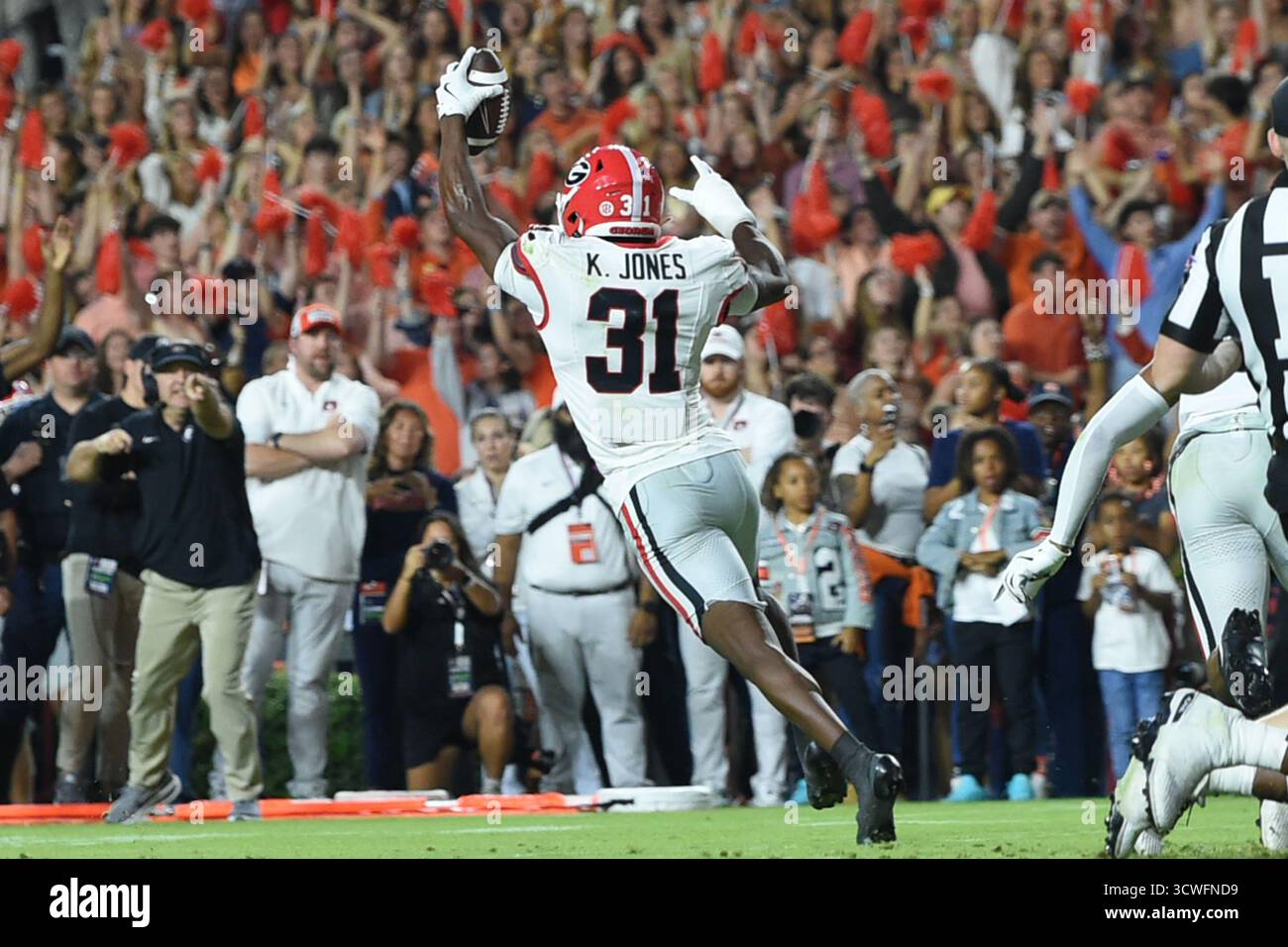 AUBURN, AL - OCTOBER 11: Defensive back Kyron Jones #31 of the Georgia ...