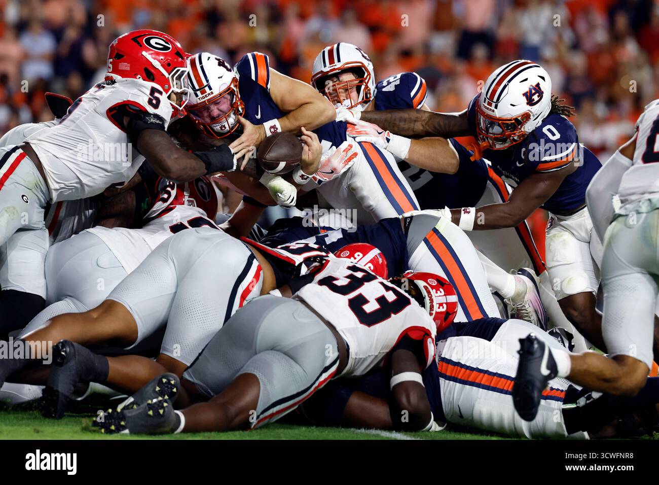 Georgia linebacker Raylen Wilson (5) knocks the ball out of the hands ...