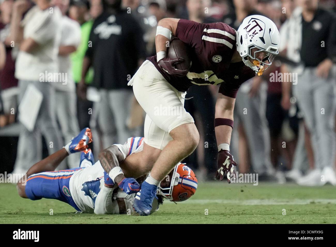 Florida defensive back Sharif Denson (0) holds on to Texas A&M tight ...