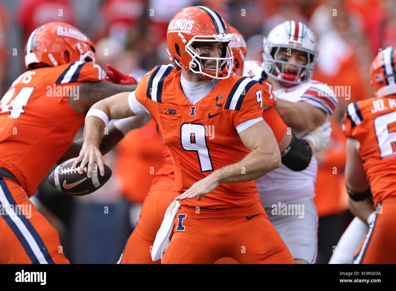 Illinois quarterback Luke Altmyer (9) looks to pass during an NCAA ...