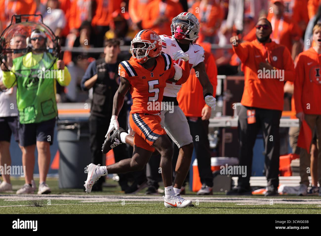 Ohio State wide receiver Carnell Tate (17) and Illinois defensive back ...