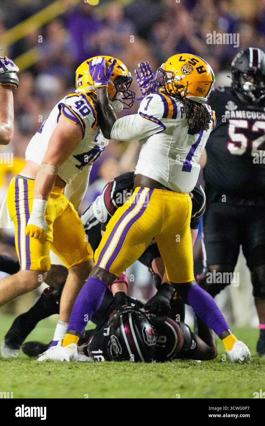 LSU linebacker Whit Weeks (40) and linebacker Harold Perkins Jr. (7 ...
