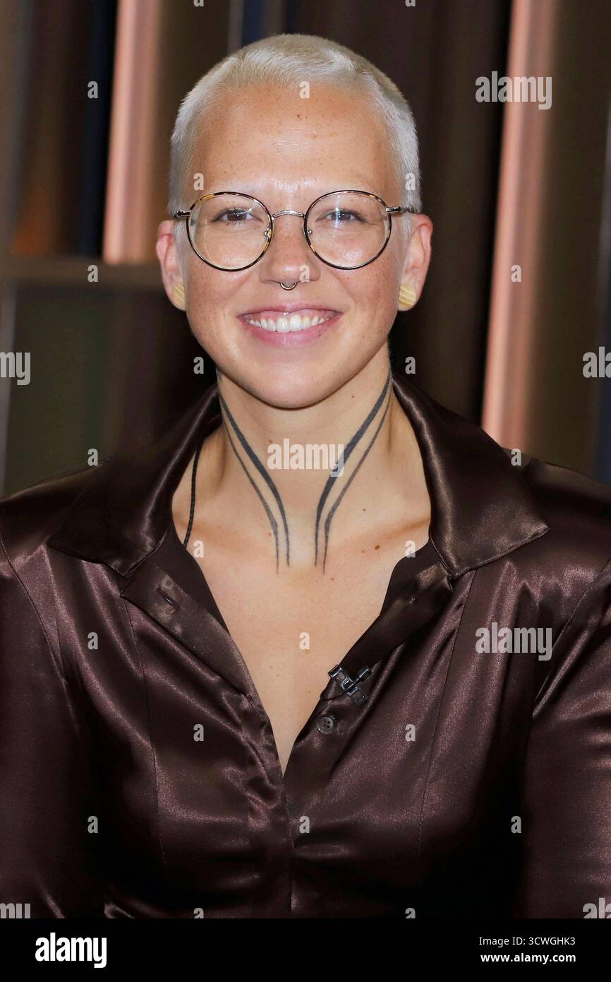 Stefanie Heinzmann im NDR Nachrichten- und Talkmagazin DAS Rote Sofa im ...