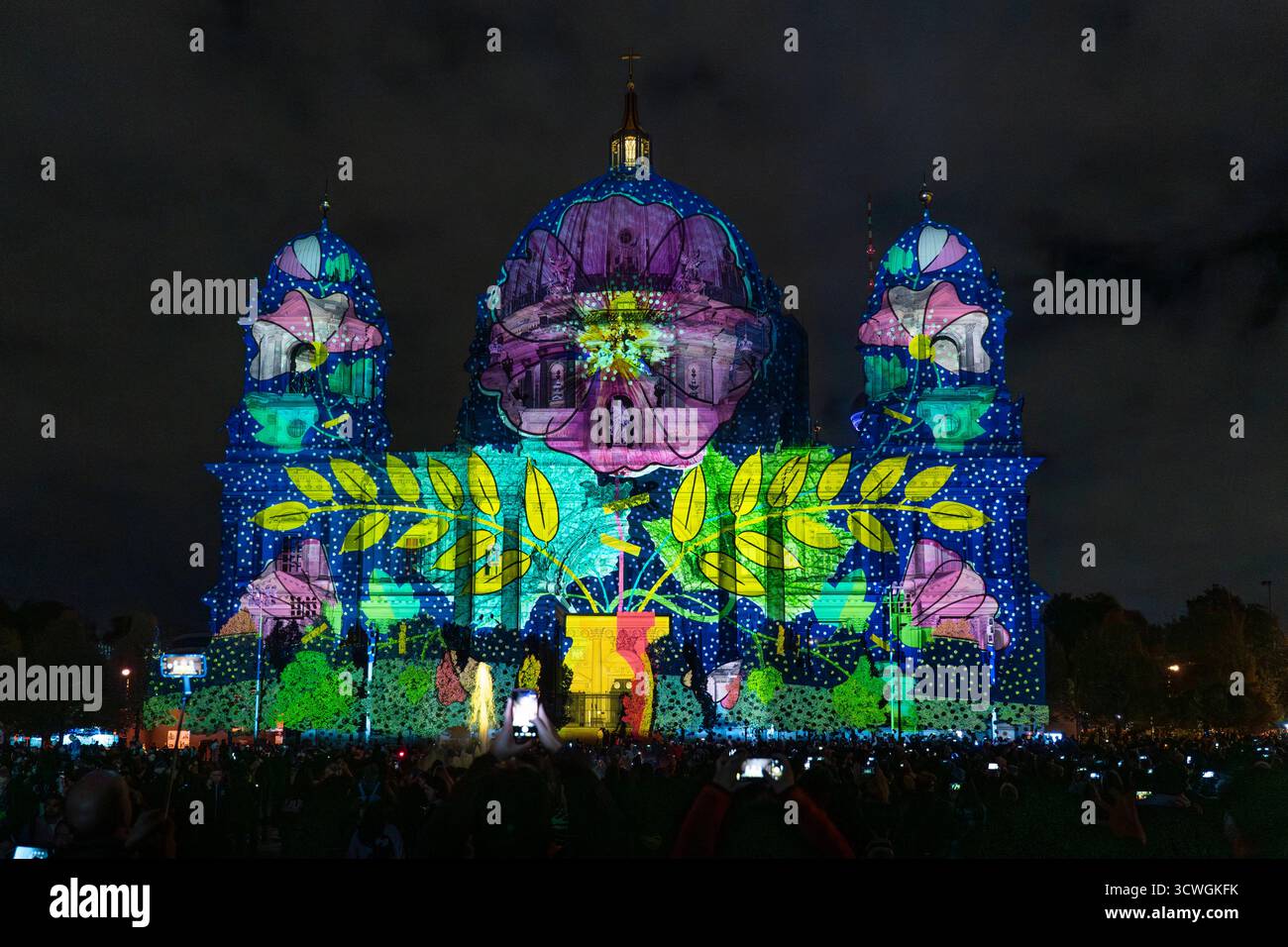 Der angestrahlte Berliner Dom am Lustgarten beim Festival of Lights ...