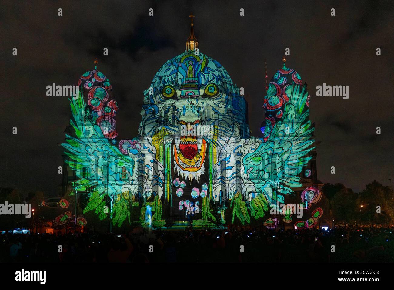 Der angestrahlte Berliner Dom am Lustgarten beim Festival of Lights ...