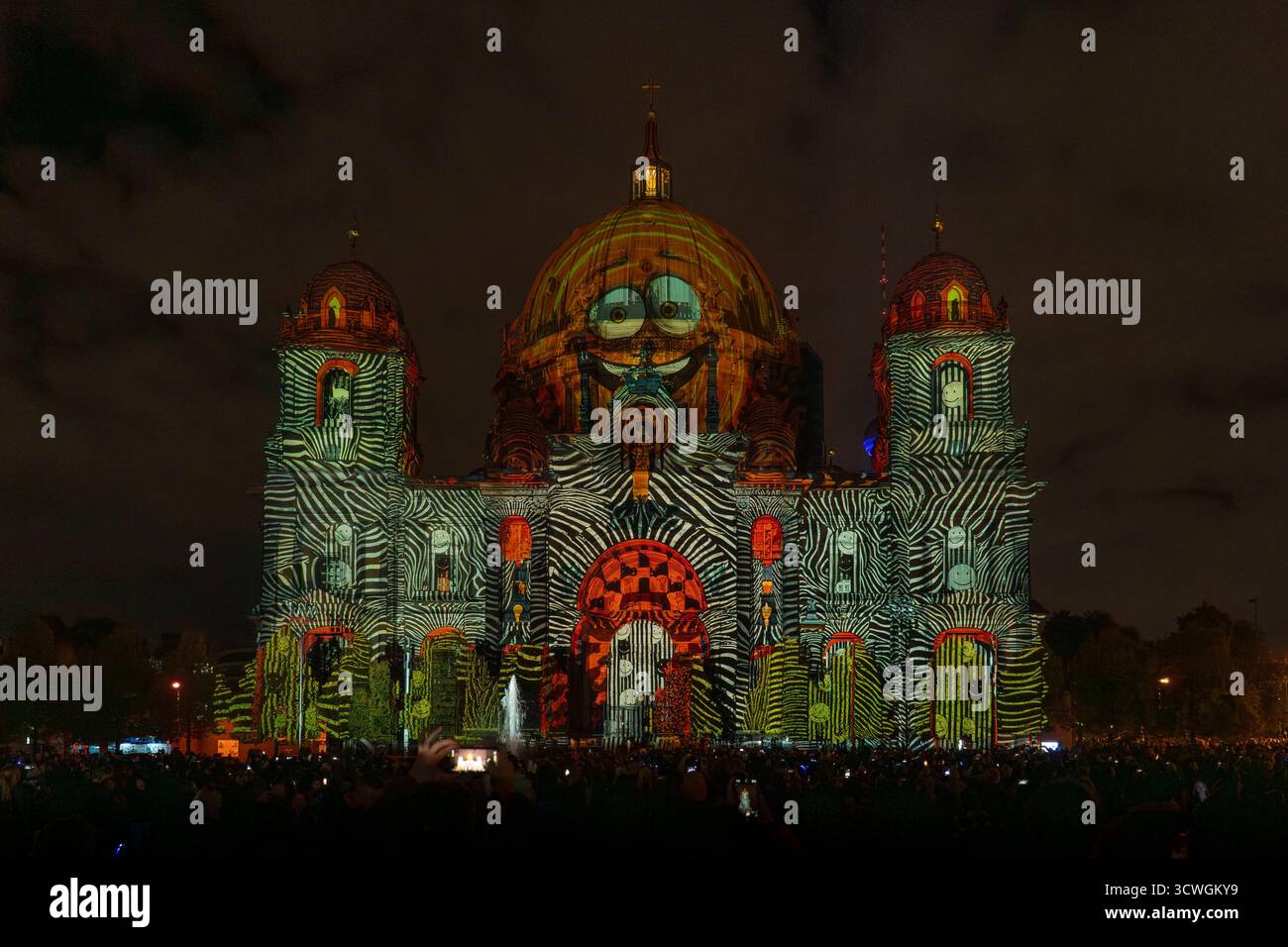 Der angestrahlte Berliner Dom am Lustgarten beim Festival of Lights ...