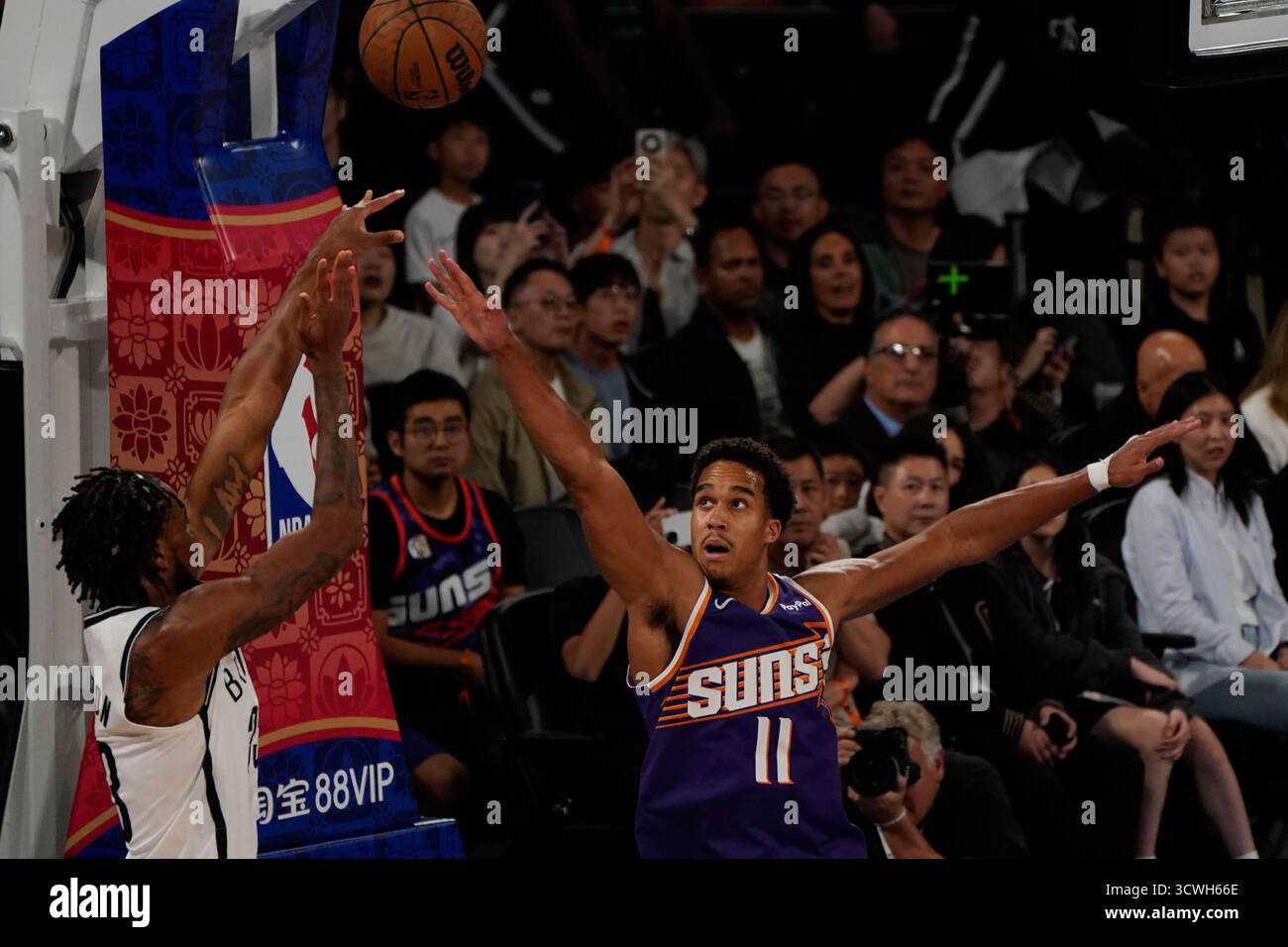Brooklyn Nets center Nic Claxton (33) shoots over Phoenix Suns forward ...