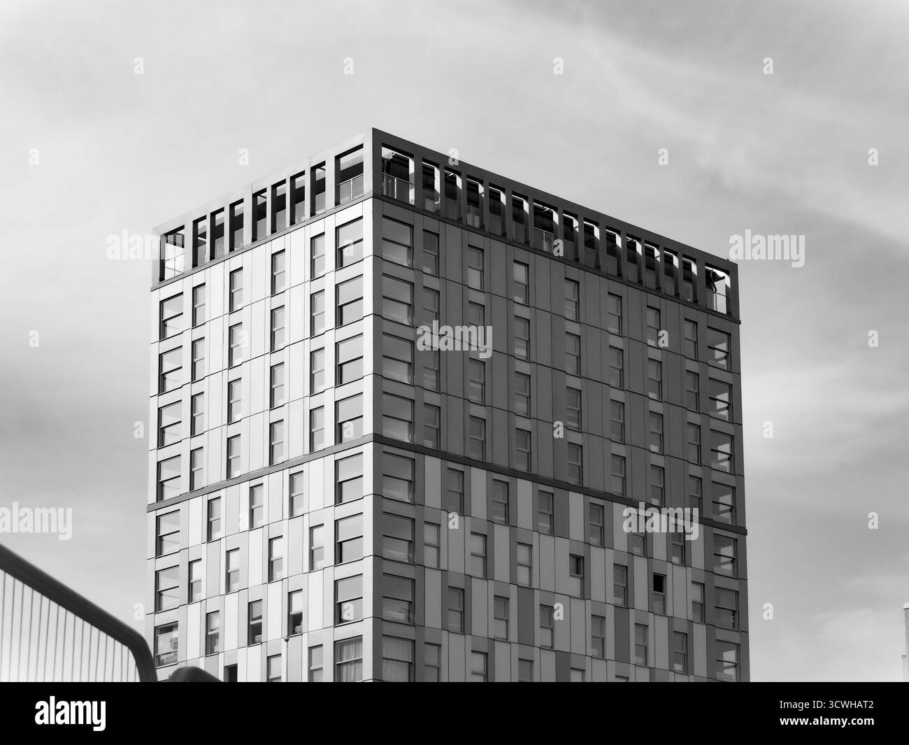 Skyscraper low angle Black and White Stock Photos & Images - Alamy