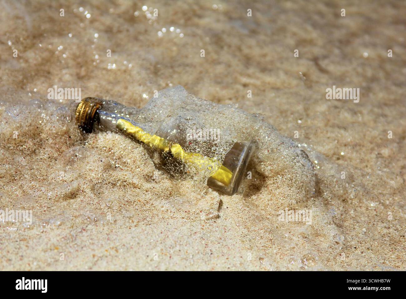 Message bottle in sand hi-res stock photography and images - Alamy
