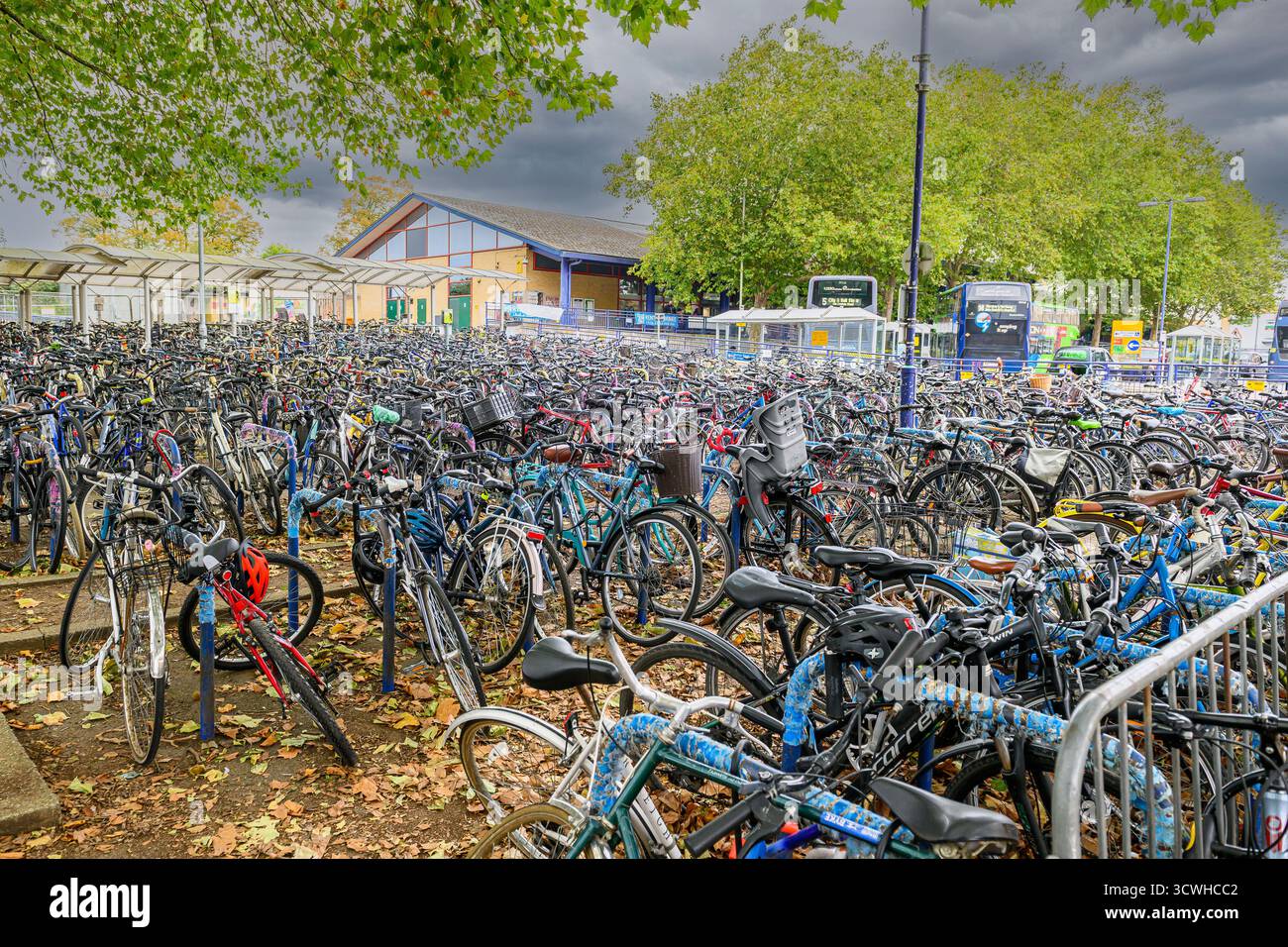Oxford railway station cycle park hi-res stock photography and images ...