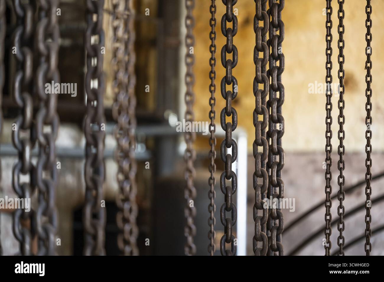 Chains of various sizes hi-res stock photography and images - Alamy