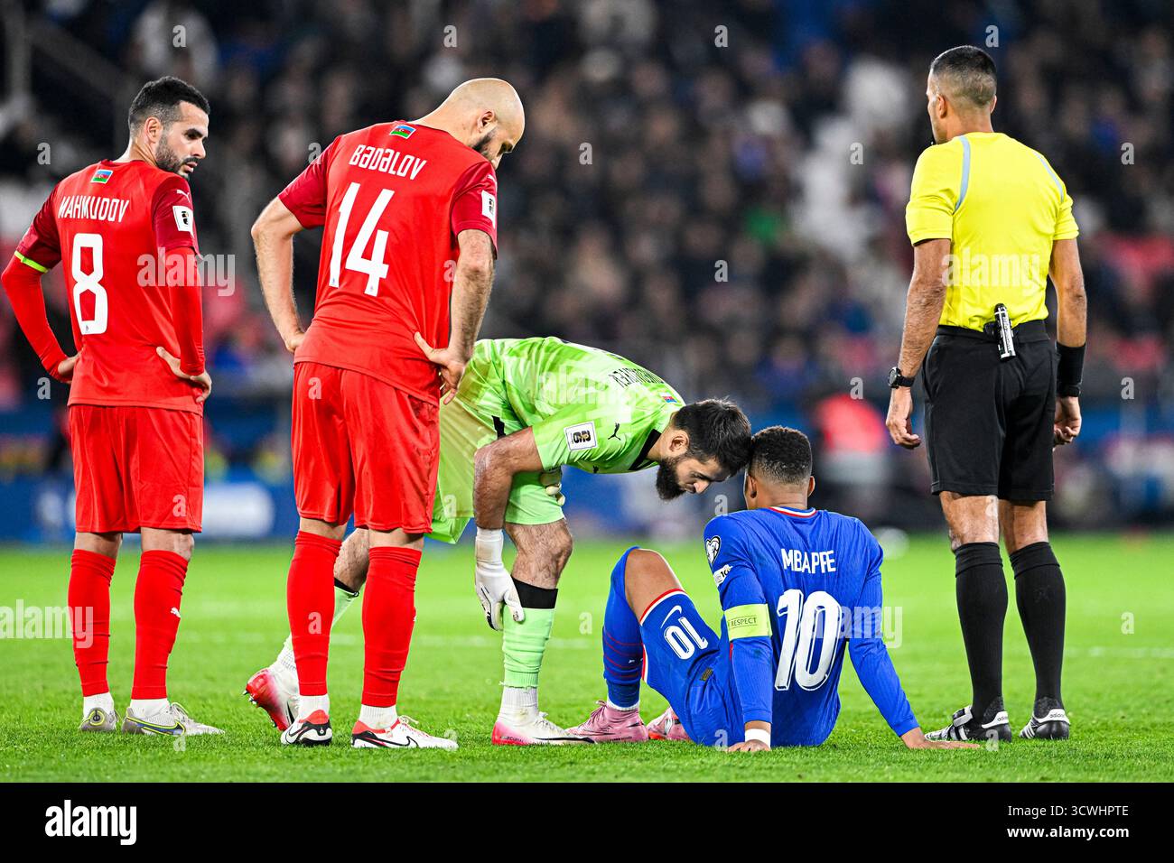 Kylian Mbappe injured leaving the game due to injury during the FIFA ...