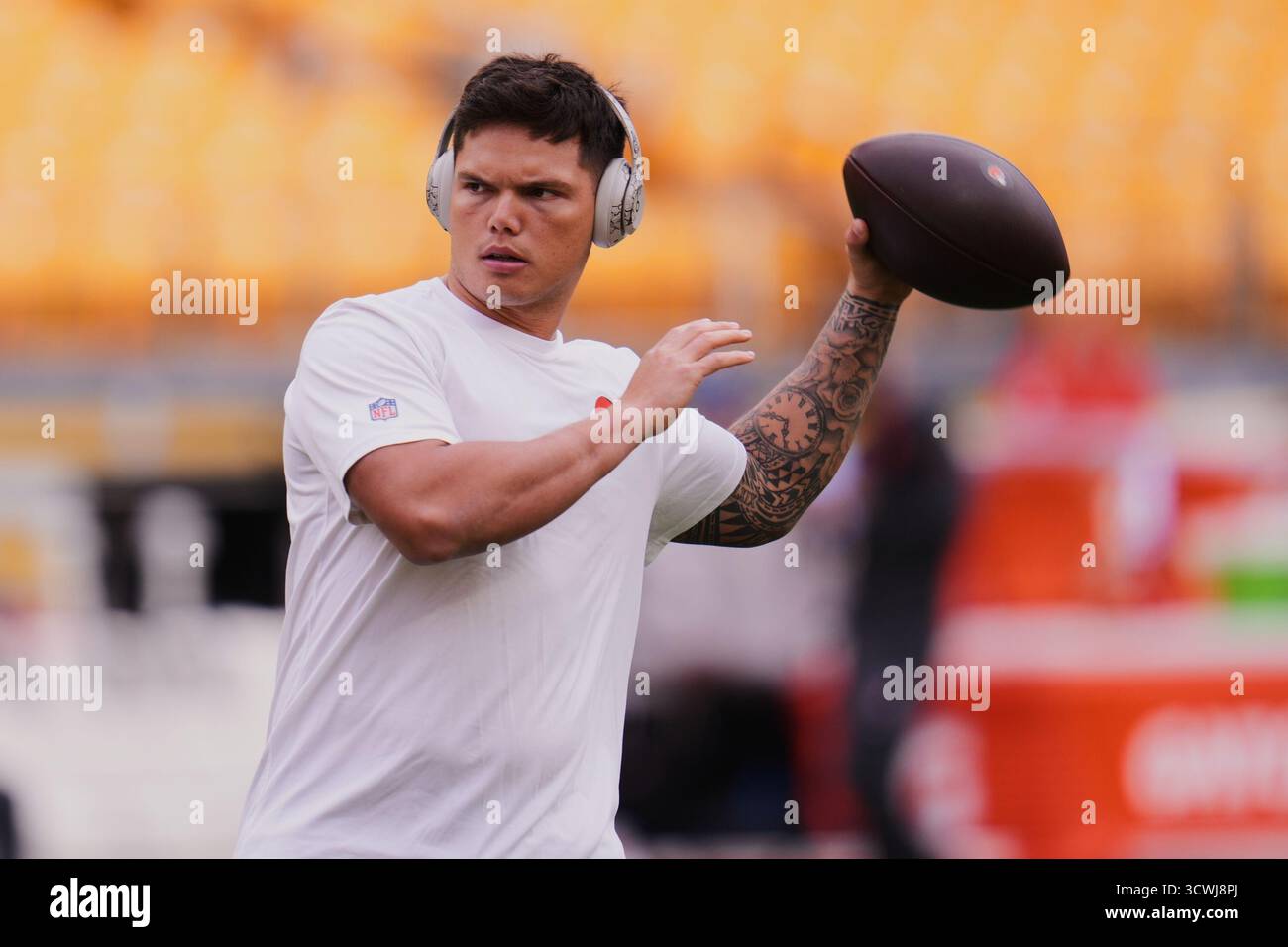 Cleveland Browns quarterback Dillon Gabriel warms up before an NFL ...