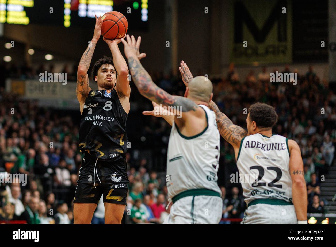 Joshua Obiesie (Basketball Loewen Braunschweig) wirft gegen Maik Zirbes ...