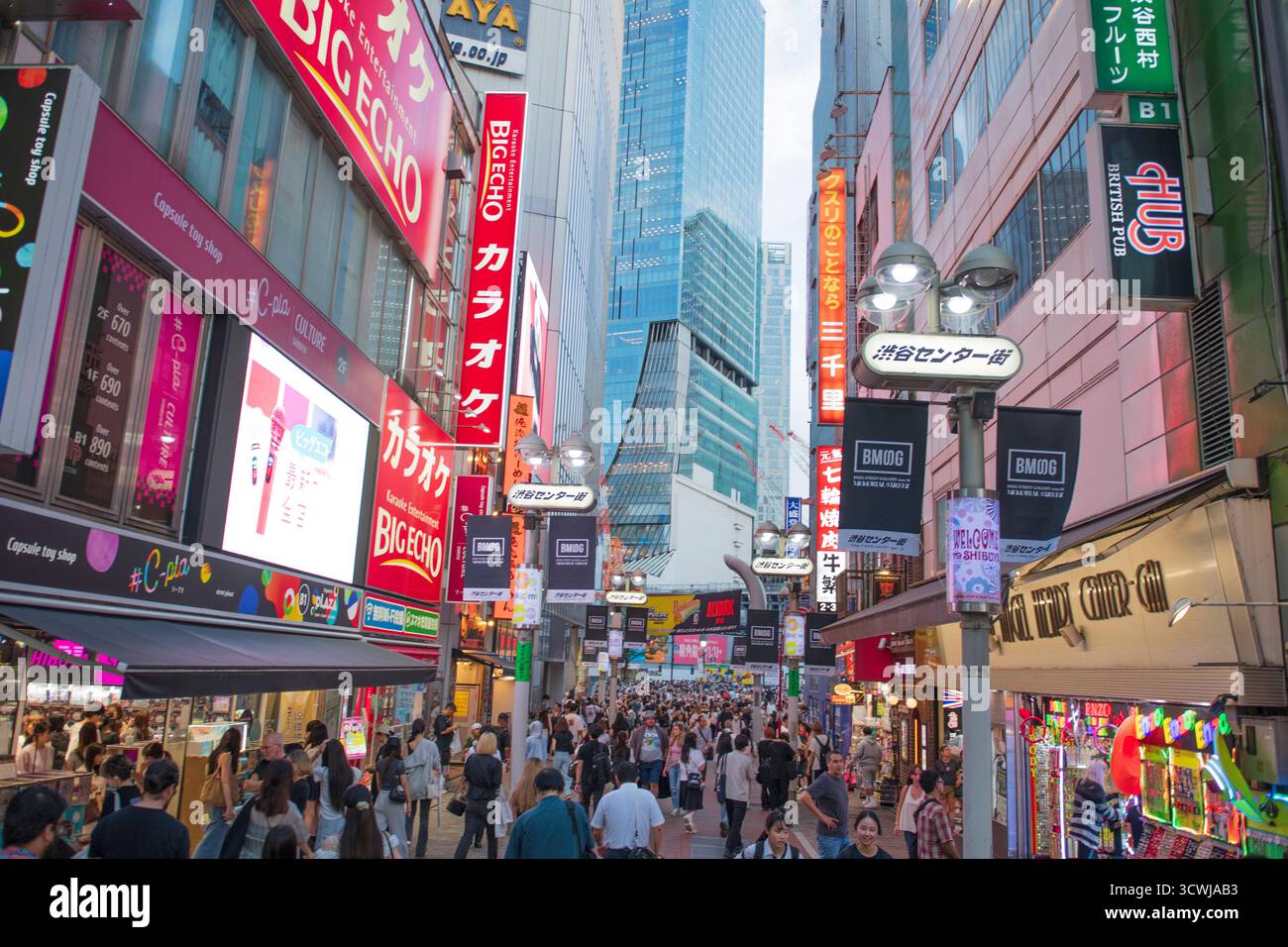 Tokyo japan shibuya scramble crossing hi-res stock photography and ...