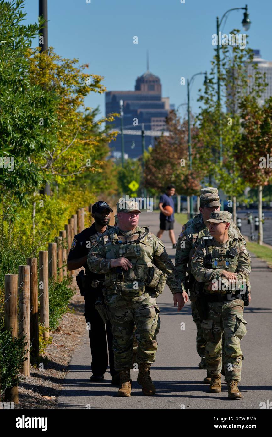 Members from the 117th Military Police Battalion of the National Guard ...