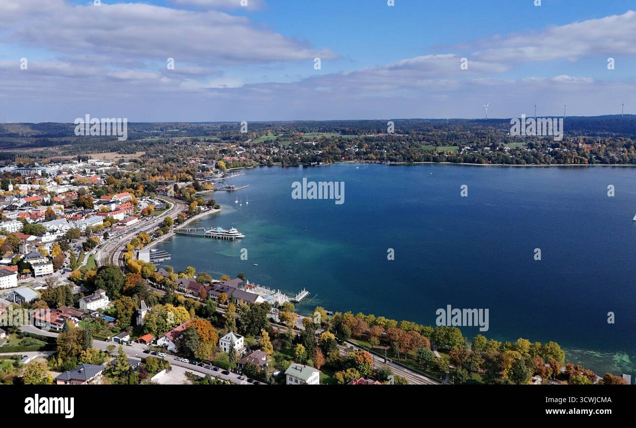 Ein Herbsttag bei Starnberg Landkreis Starnberg. Hier der Blick auf die ...
