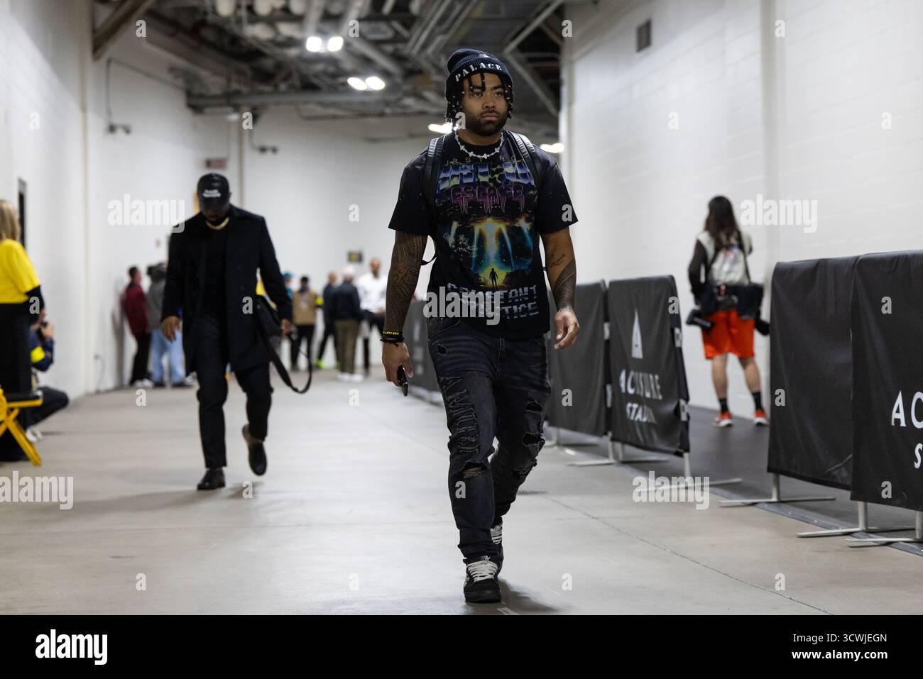 Pittsburgh Steelers running back Jaylen Warren (30) arrives before an ...