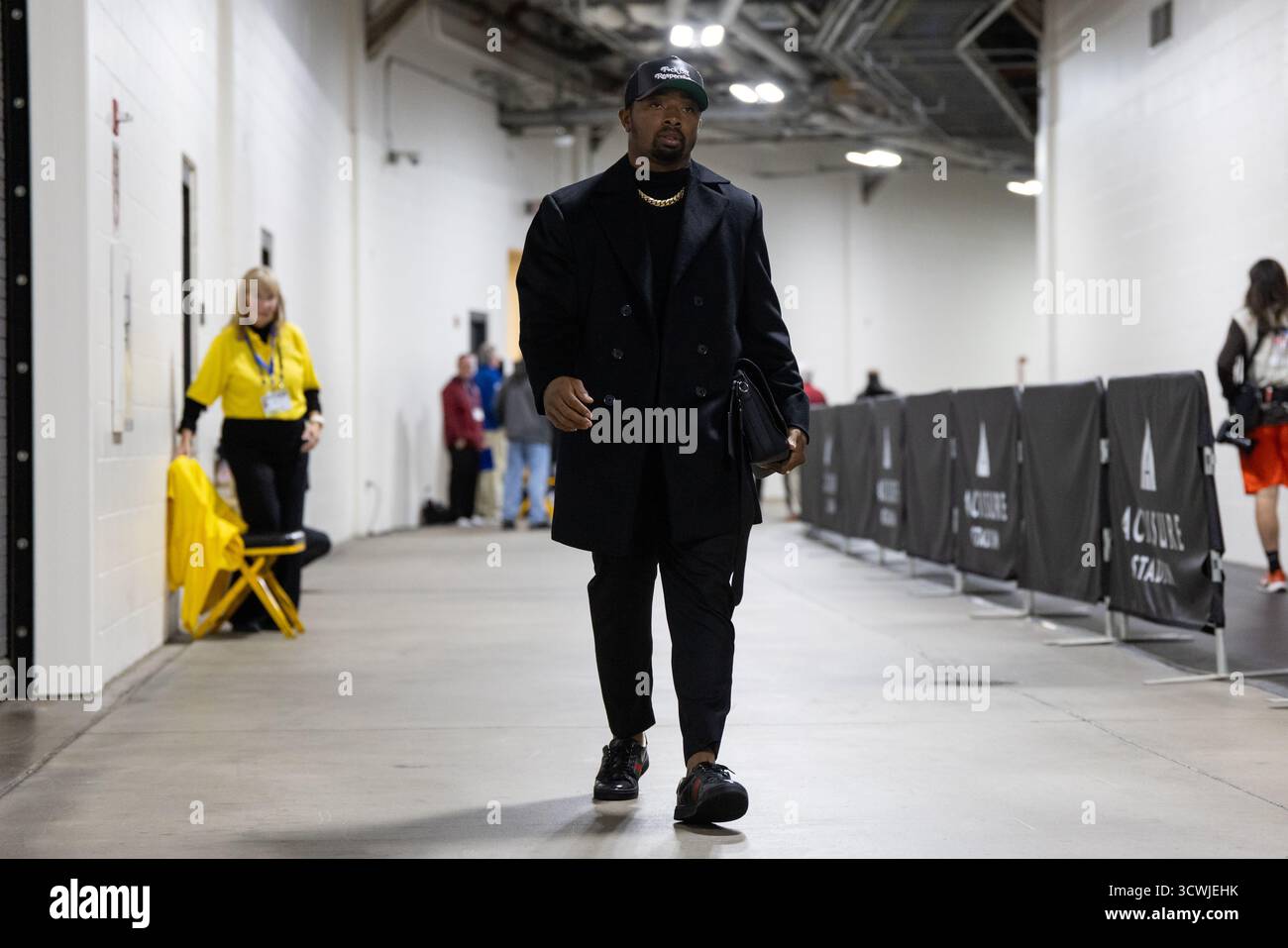 Pittsburgh Steelers running back Kenneth Gainwell (14) arrives before ...