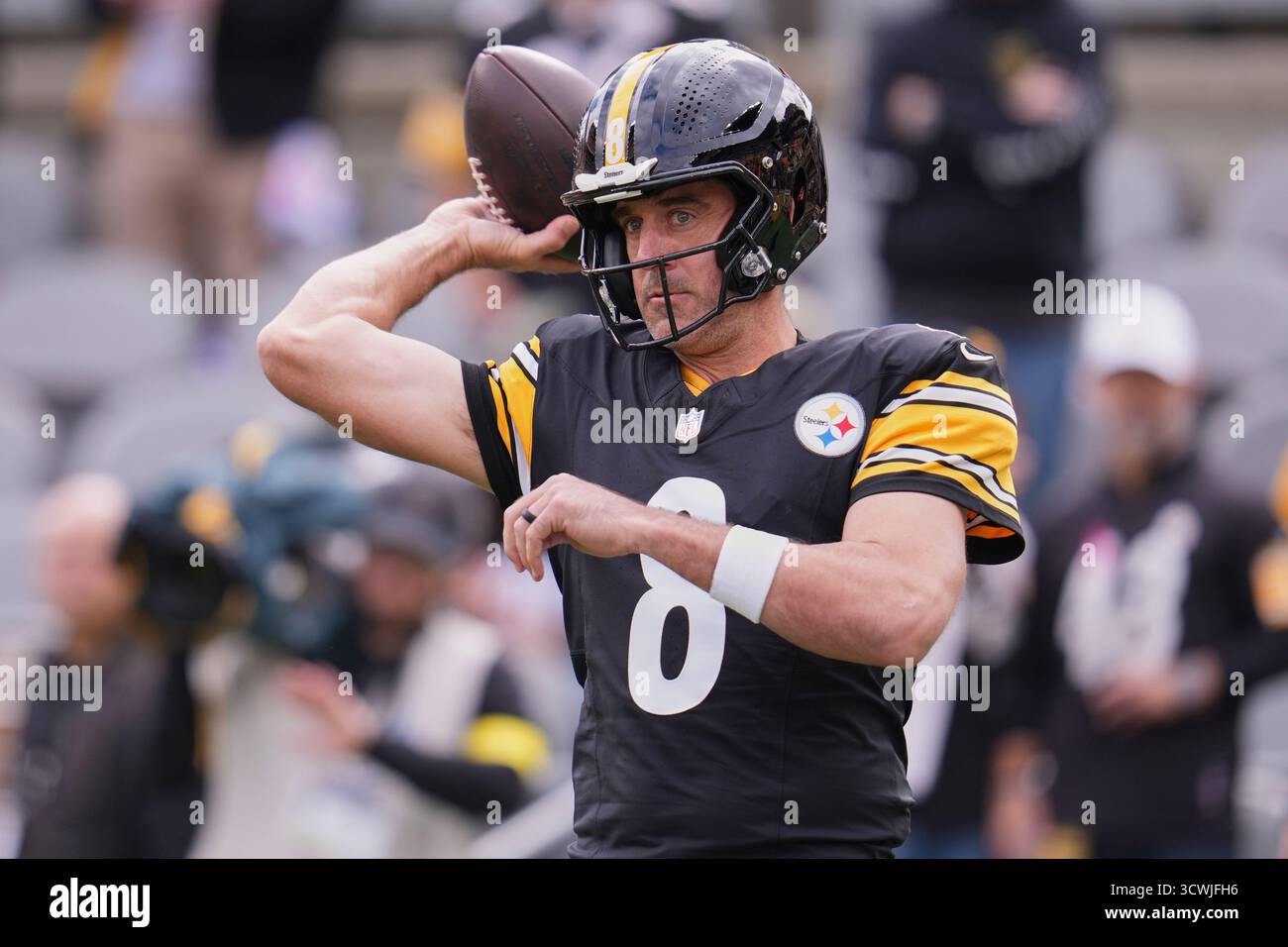 Pittsburgh Steelers quarterback Aaron Rodgers (8) warms up before an ...