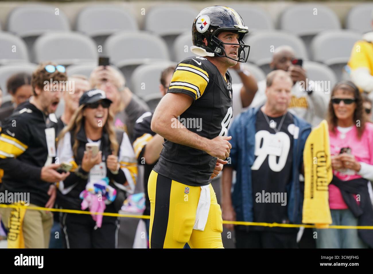 Pittsburgh Steelers quarterback Aaron Rodgers (8) runs past fans before ...