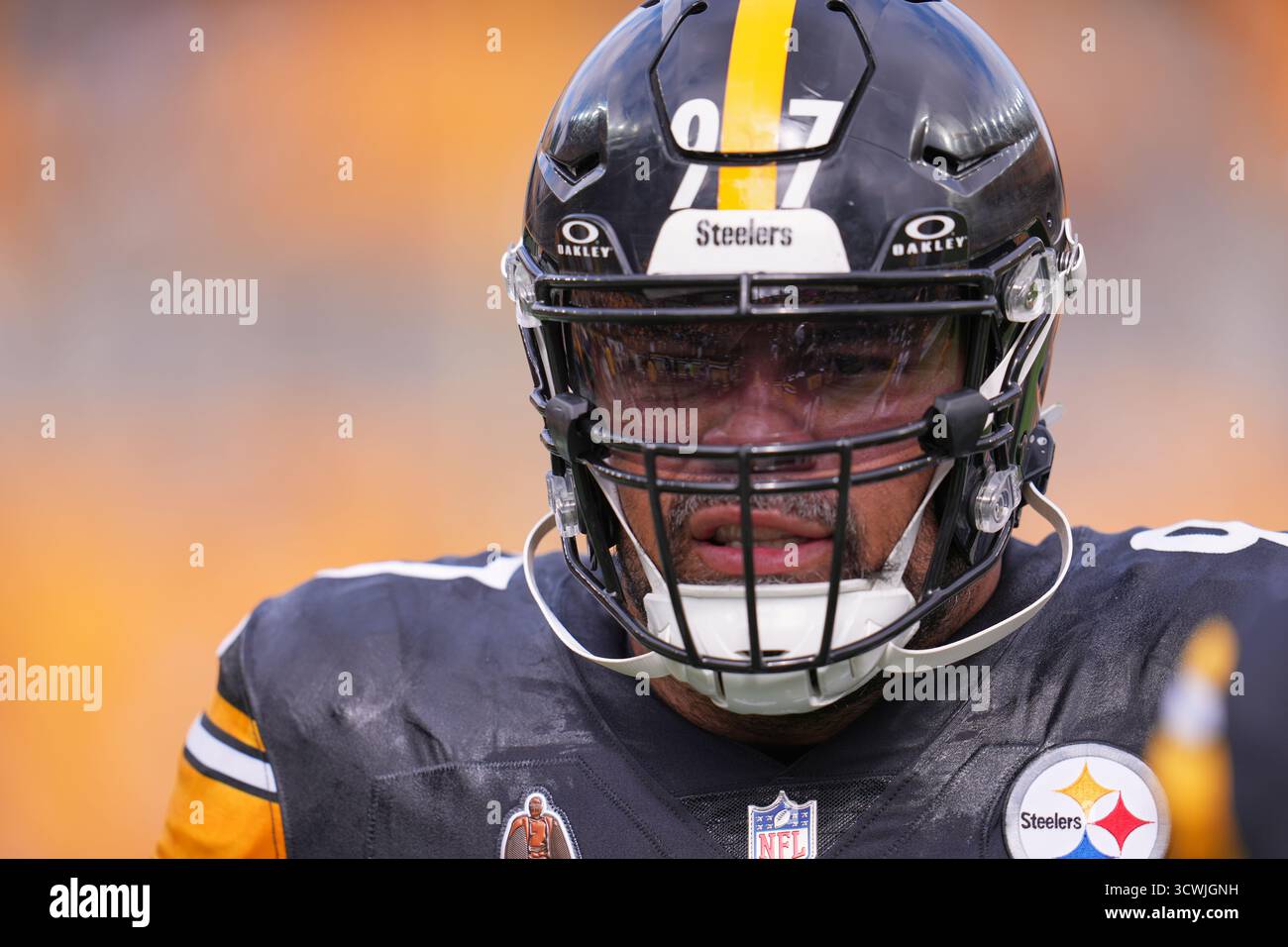 Pittsburgh Steelers defensive tackle Cameron Heyward warms up before an ...